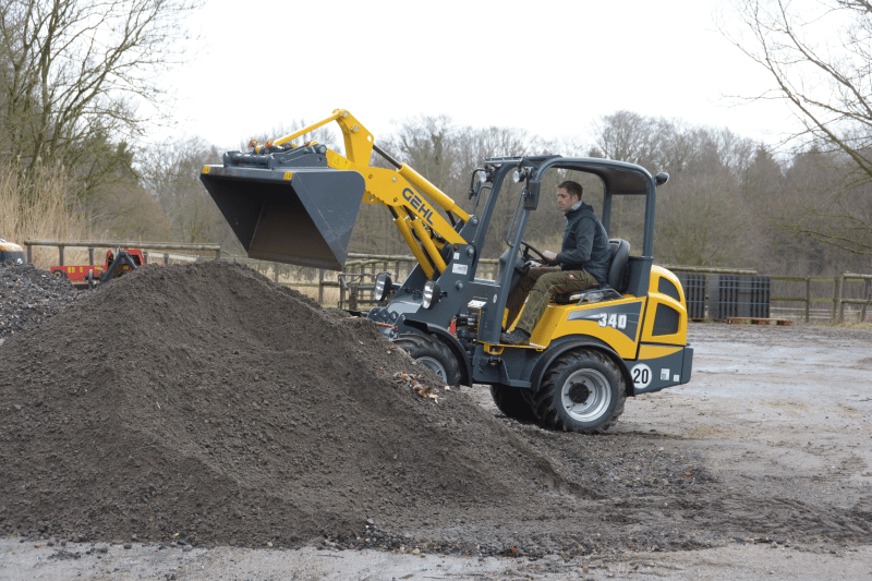 Praxistest Gehl 340 und die Mustang 406, 506 und 708 - Pferdebetrieb